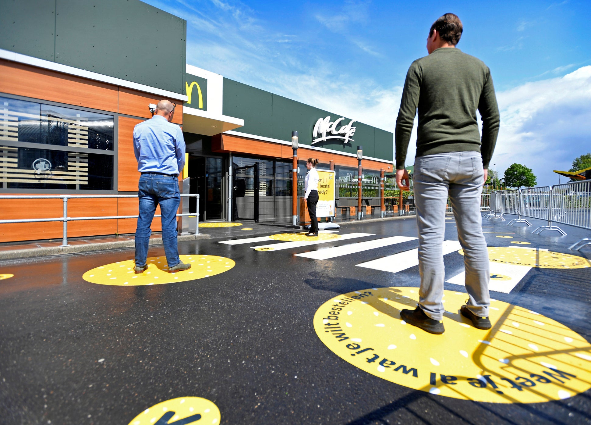 10 Photos Show How Restaurants Around The World Are Social Distancing ...