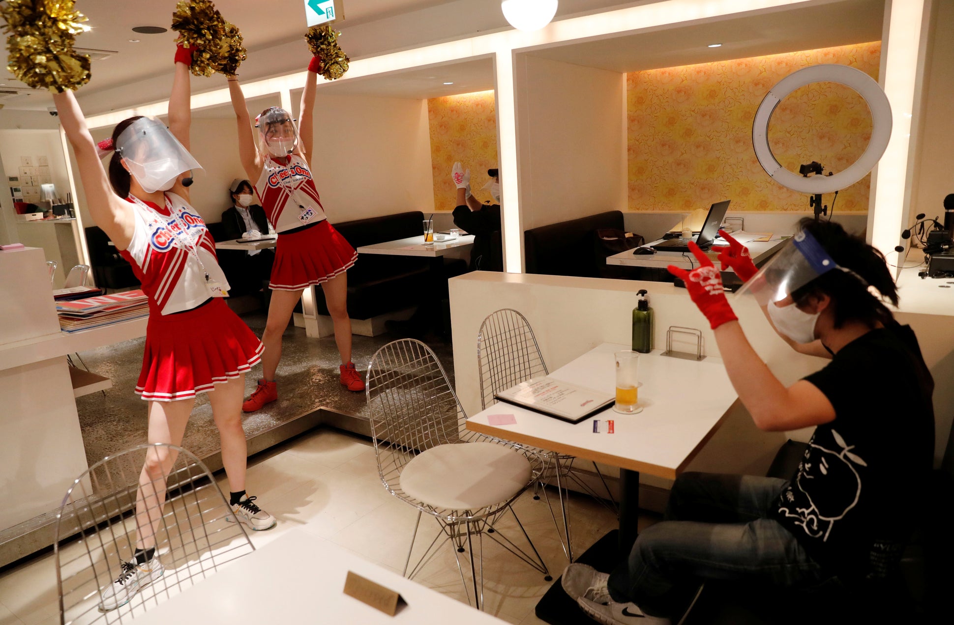 10 Photos Show How Restaurants Around The World Are Social Distancing ...