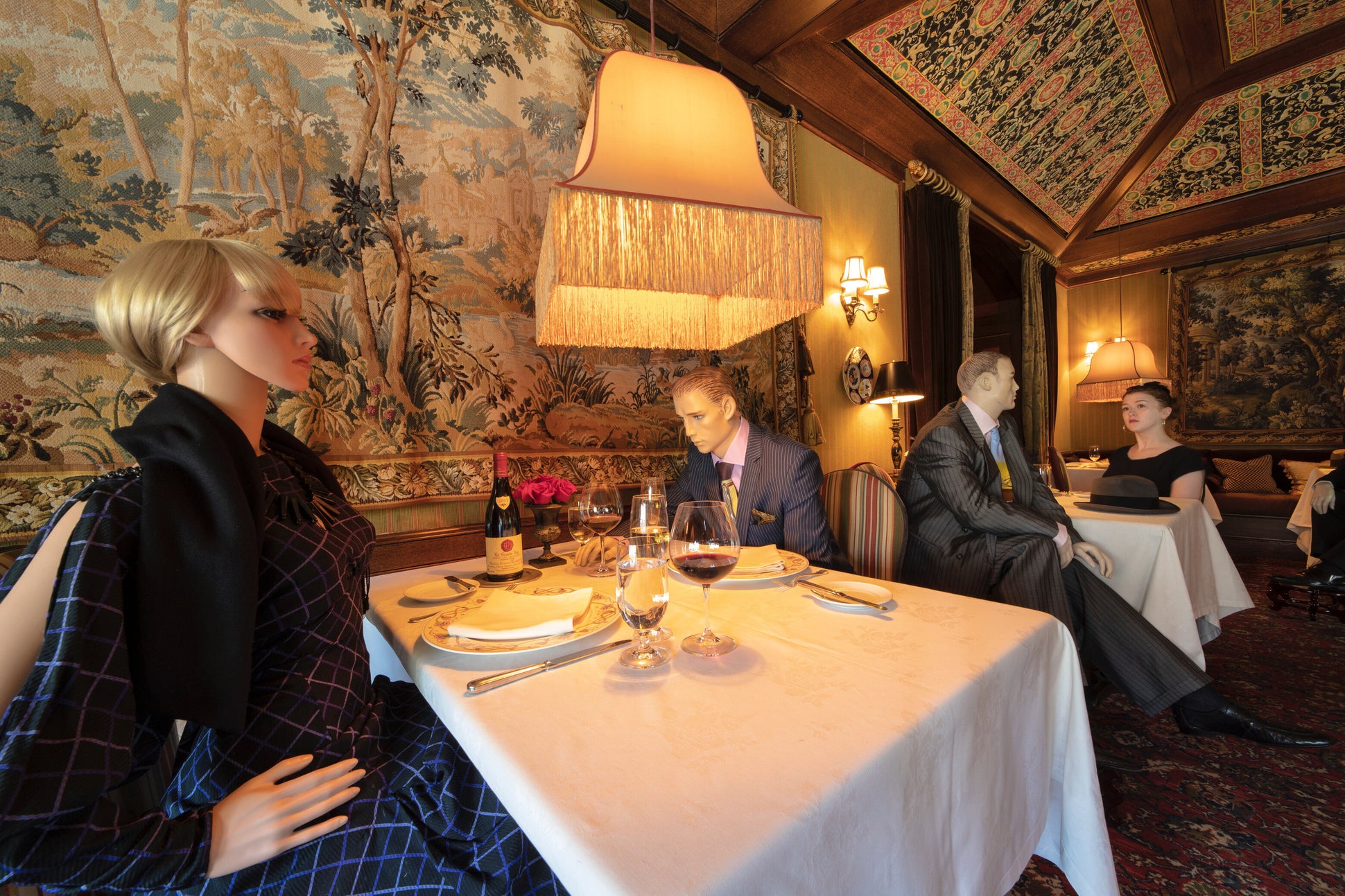 10 Photos Show How Restaurants Around The World Are Social Distancing ...