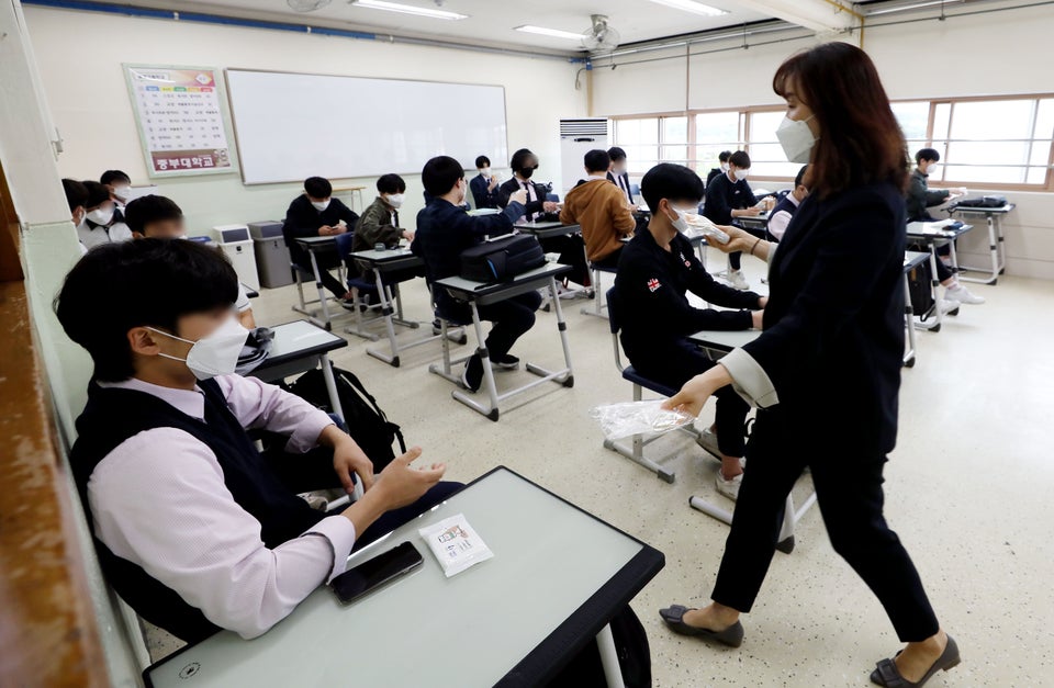 고3 등교 첫날로 보는 코로나 시대의 학교생활 이전과는 완전히 다르다 화보 허프포스트코리아