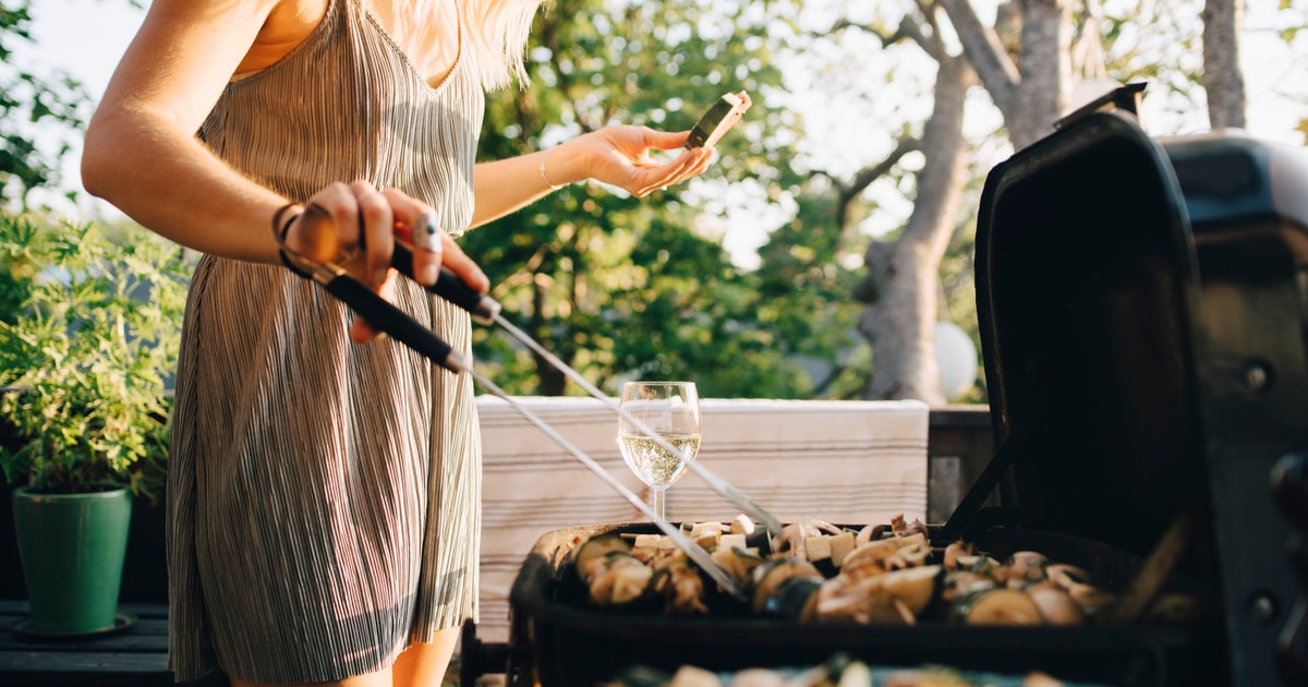 How To Have A Socially Distanced Barbecue With Family And Friends ...