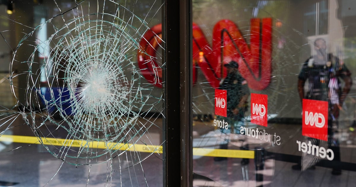 Ζημιές στα κεντρικά του CNN κατά την διάρκεια διαδηλώσεων για τον ...