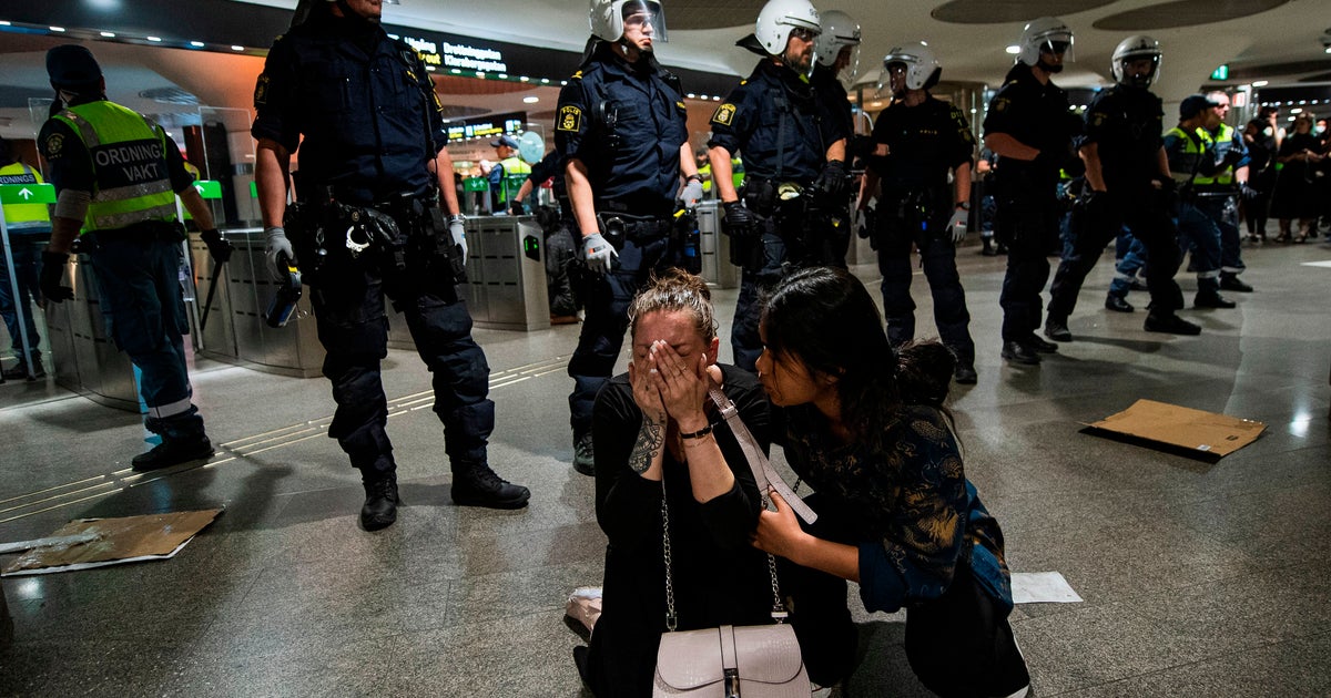 Police Get Rough With Demonstrators In America And Around The World As ...