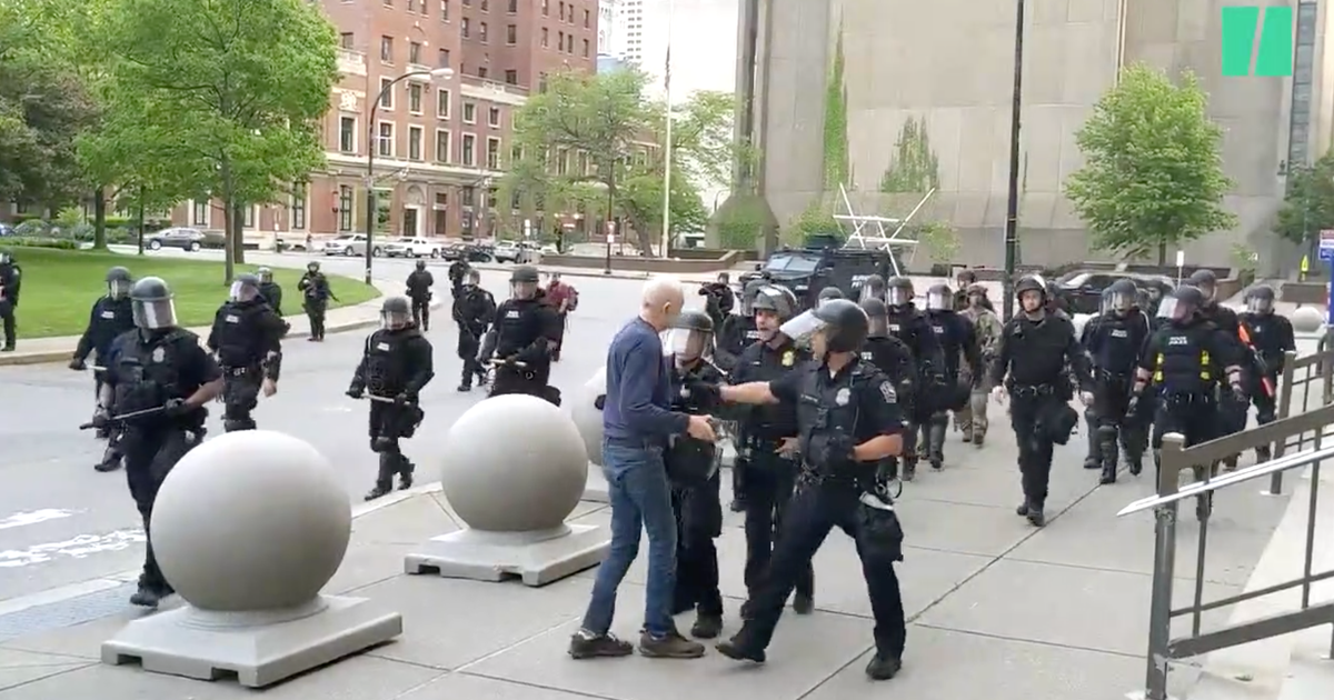 Un policier américain pousse violemment à terre un homme de 75 ans ...