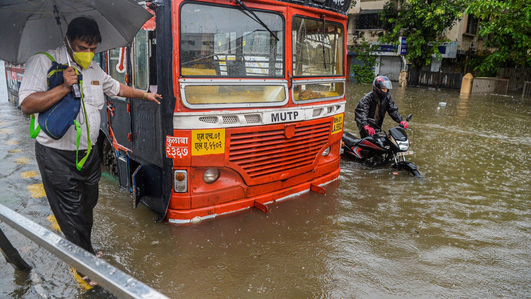 Mumbai: IMD Warns Of Moderate To Heavy Rainfall, South Mumbai Areas Waterlogged | HuffPost null