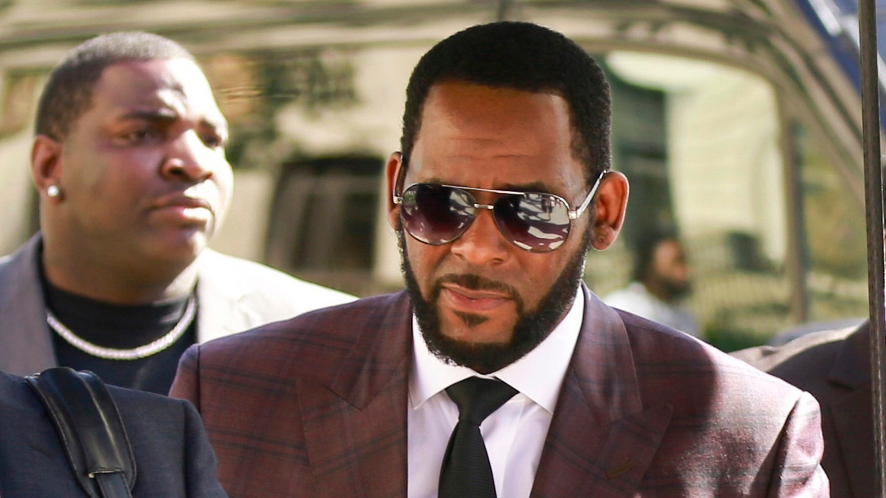 Prosecutors Charge 3 With Threatening Women In R. Kelly Case | HuffPost ...