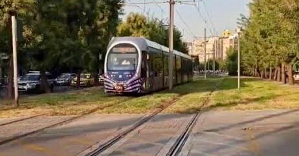 Δοκιμαστική επαναλειτουργία του τραμ στο Σύνταγμα | HuffPost Greece ...