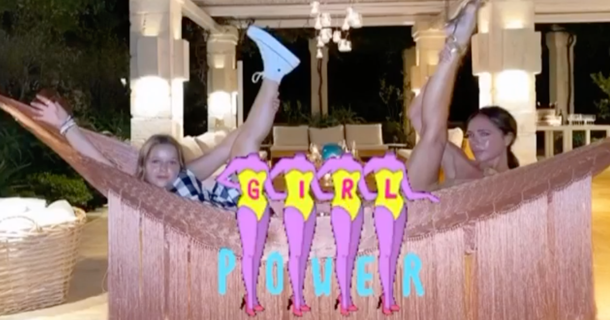 Victoria Beckham Recreates Iconic Leg Pose With Daughter Harper ...