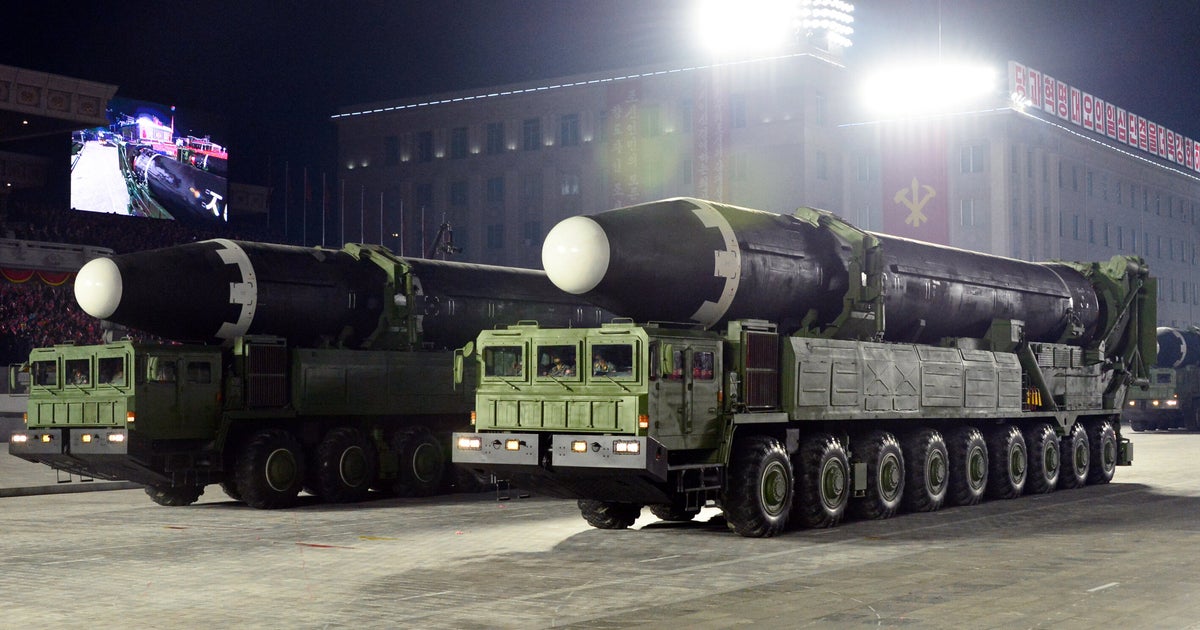 신형 ICBM·SLMB : 북한이 노동당 창건 75돌 열병식에서 공개한 전략무기 2가지에 주목할 점은? | 허프포스트코리아