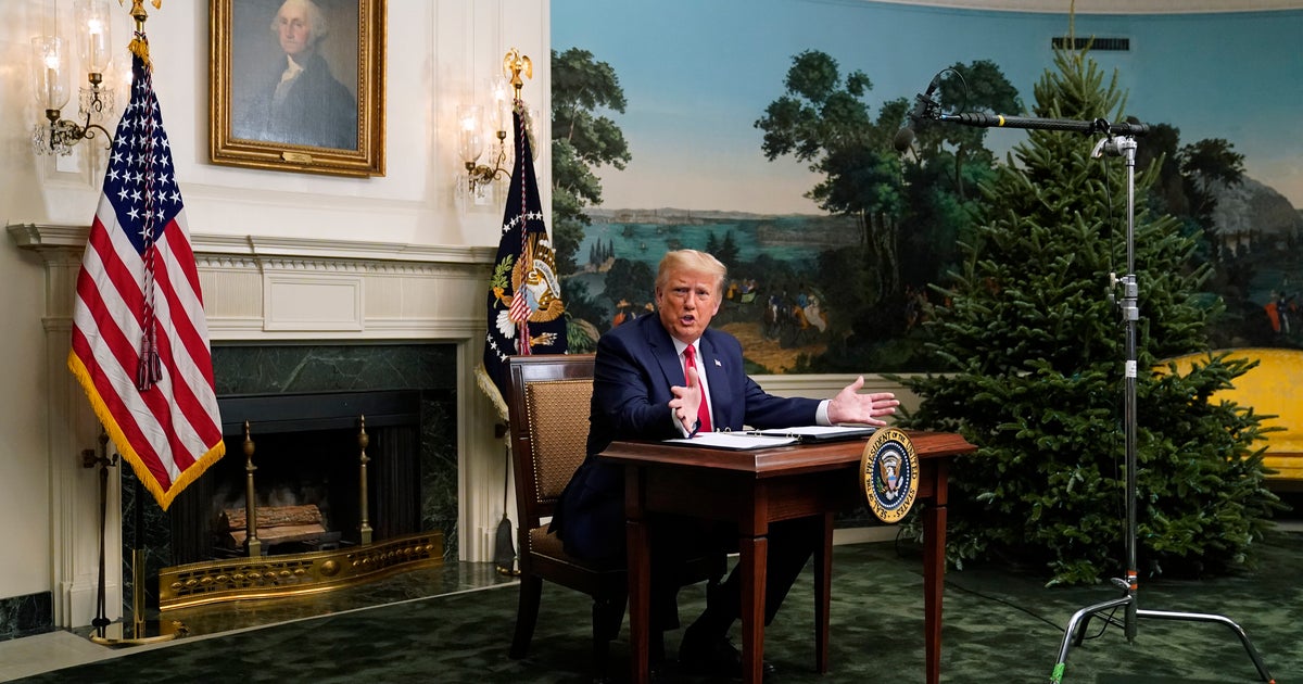 People Can’t Believe Donald Trump’s Tiny Desk For His Thanksgiving Rant ...