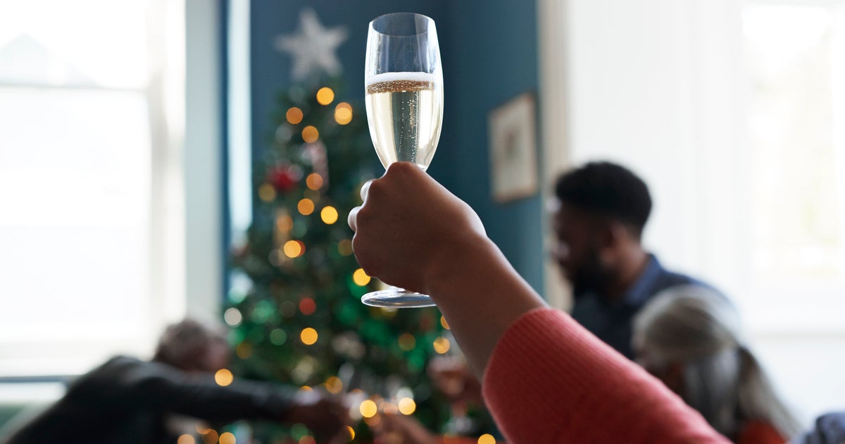 7 Red Flags Your Holiday Drinking Habits Are A Sign Of A Bigger Issue ...