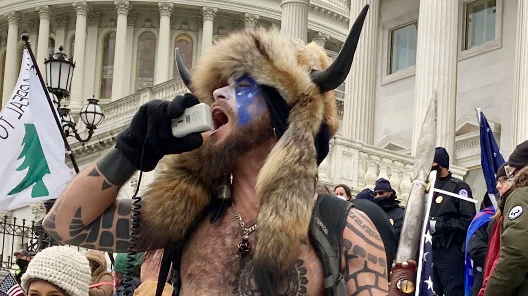 Jake Angeli, l'émeutier du Capitole avec des cornes, réclame des ...