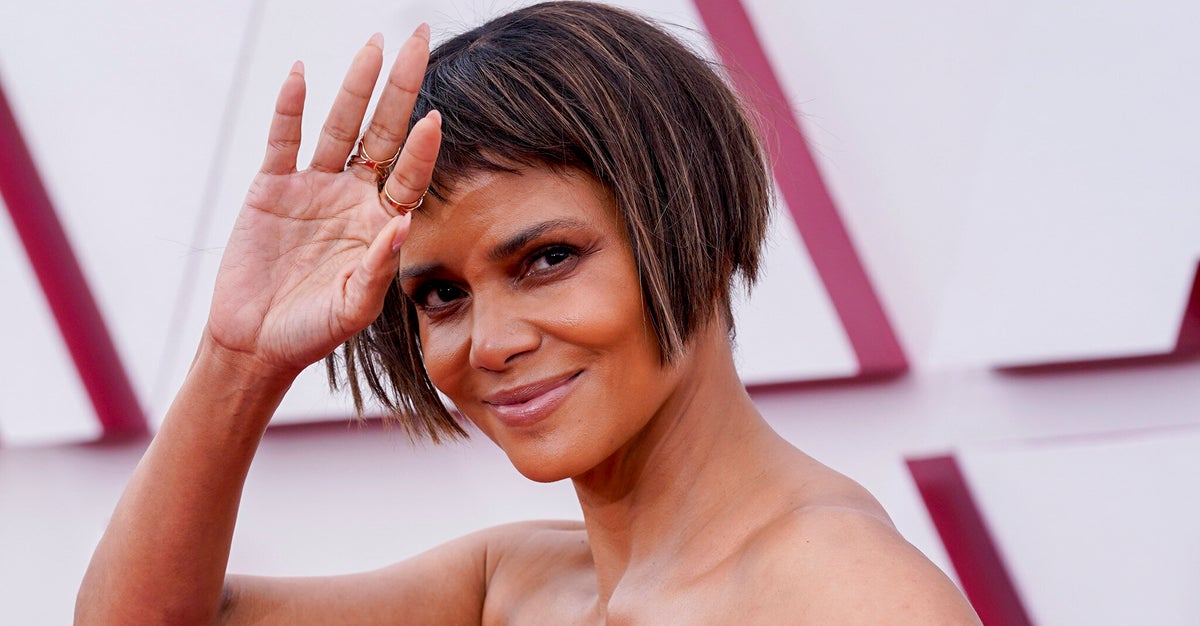 Halle Berry Debuts New Bob On Oscars Red Carpet | HuffPost Entertainment