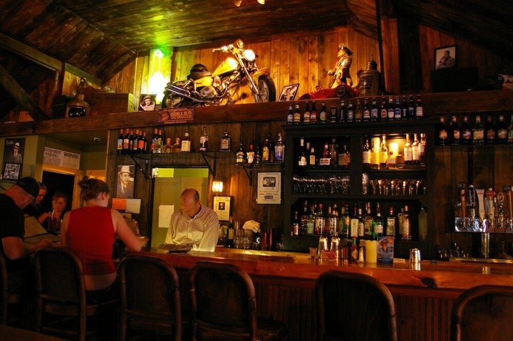 10 Annoying Ways To Behave In A Bar | HuffPost Life