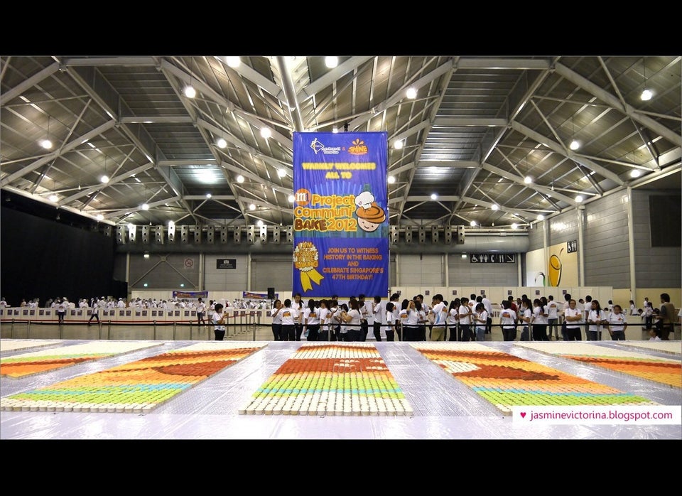 World's Largest Cupcake Mosaic Uses 20,000 Cakes (PHOTOS) | HuffPost Life