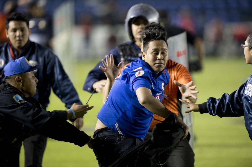 Aficionados de Cruz Azul invaden la cancha y se enfrentan con la ...