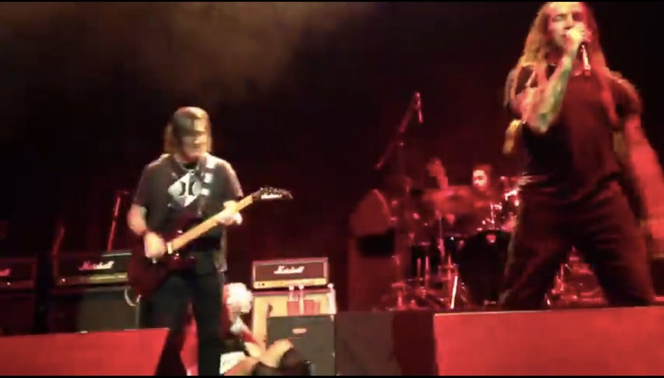 Cristian Castro se viste de mujer, canta, salta y se cae en el ...