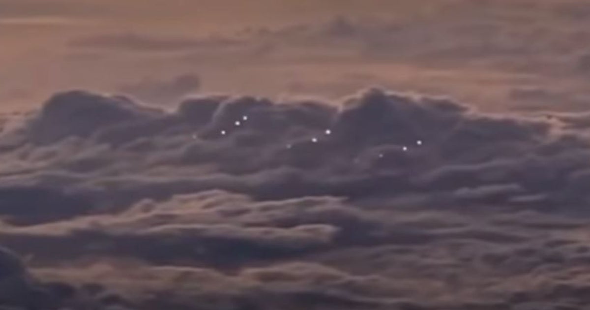 Δύο διαφορετικά βίντεο με «σμήνη» UFO προκαλούν αίσθηση στις ΗΠΑ ...