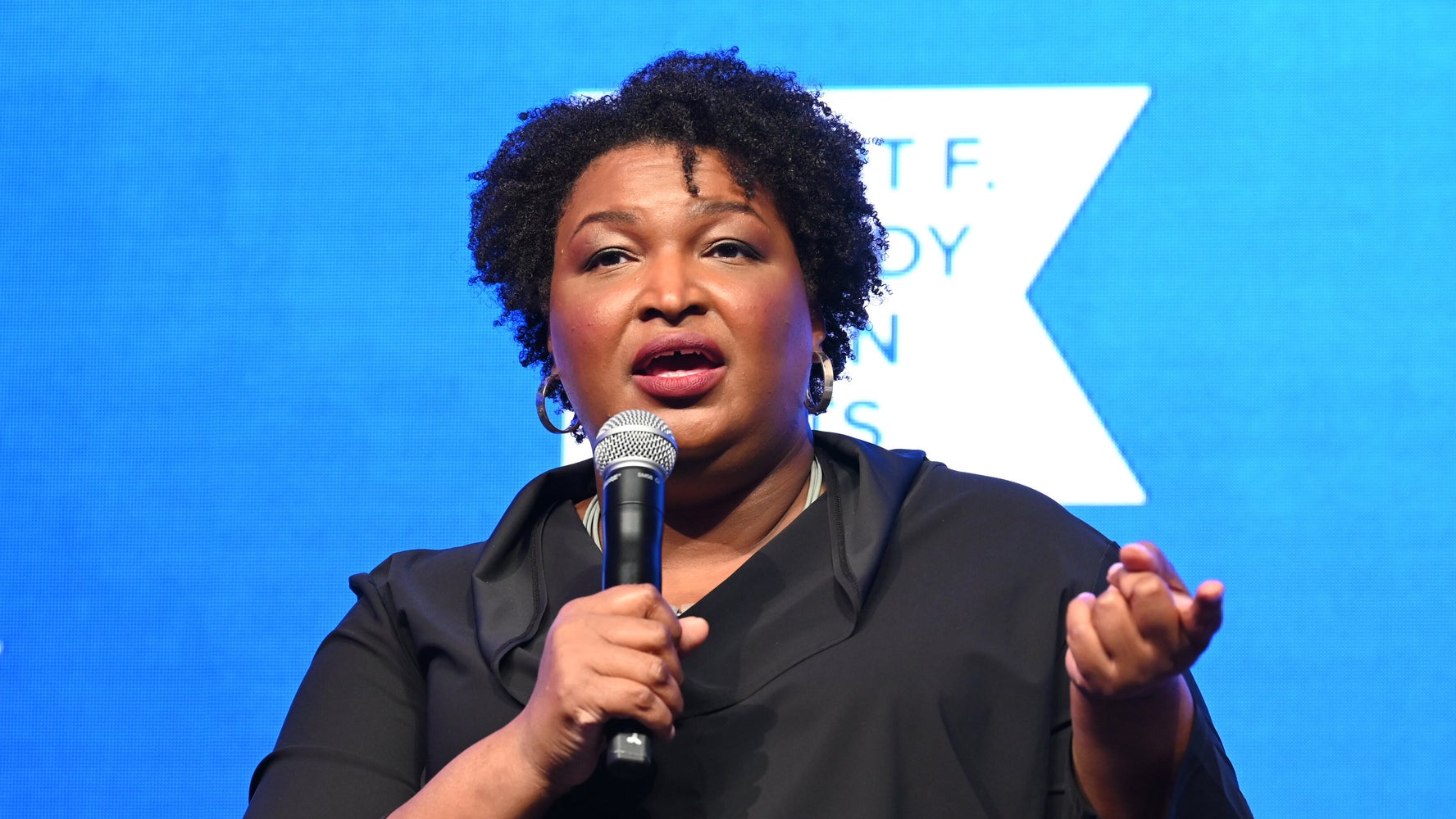 Stacey Abrams Apologizes For Not Wearing Mask In Photos With ...