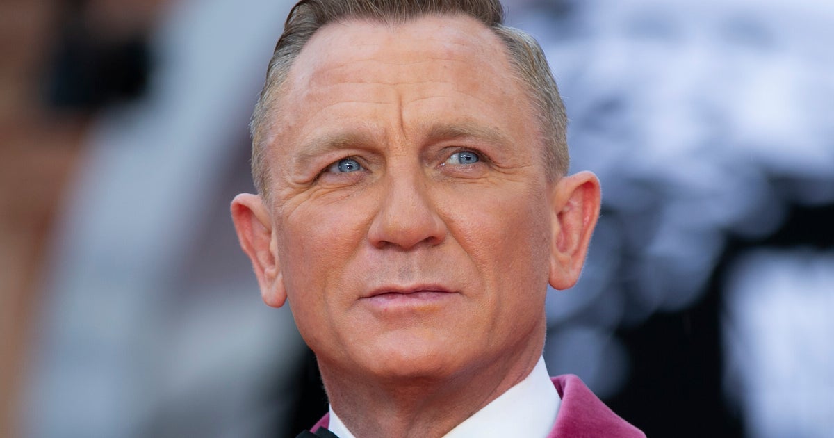 Daniel Craig Recalls That Time Queen Elizabeth Cracked A Joke About His ...