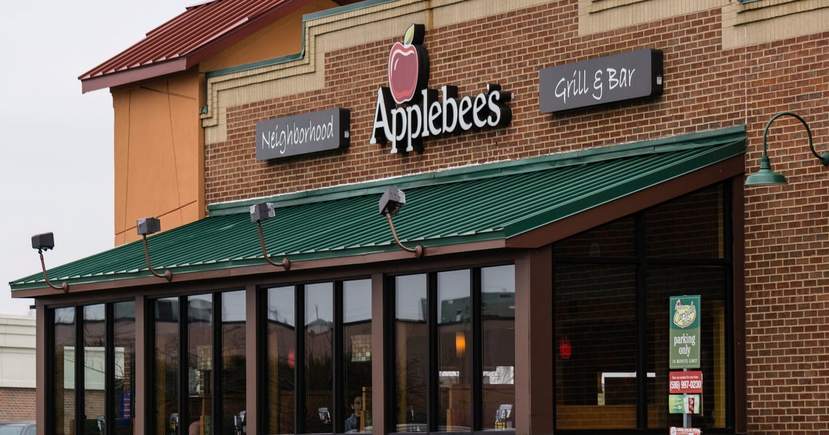 Applebees Addresses Wildly Jarring Ad That Ran During Cnns Ukraine