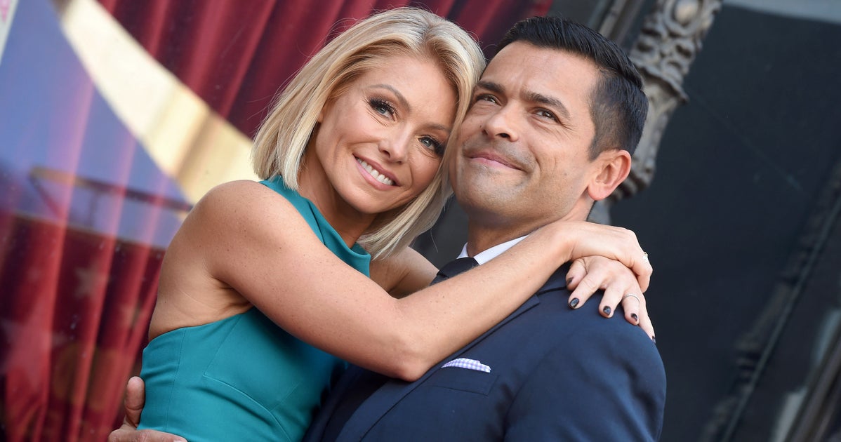 Kelly Ripa And Mark Consuelos Demonstrate The Adorably Weird Way They ...