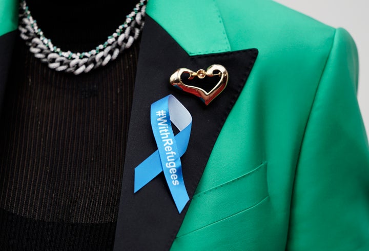 Qué significa el lazo azul que famosos como Pedro Almodóvar han llevado ...