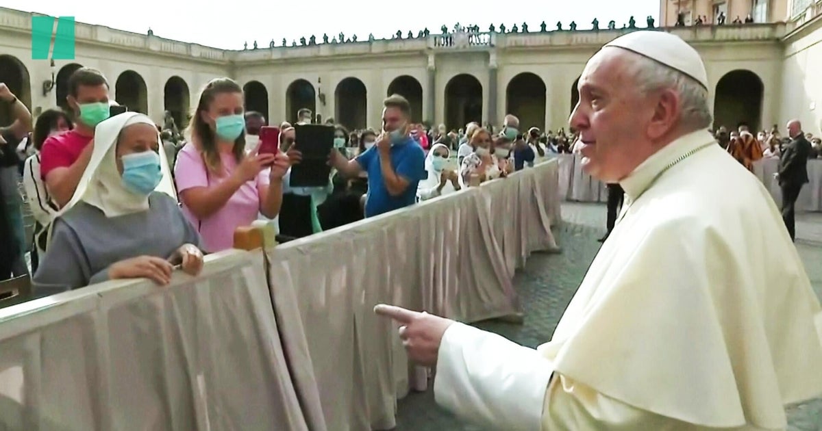 Pope Francis Greets First Crowd Since Lockdown At The Vatican ...