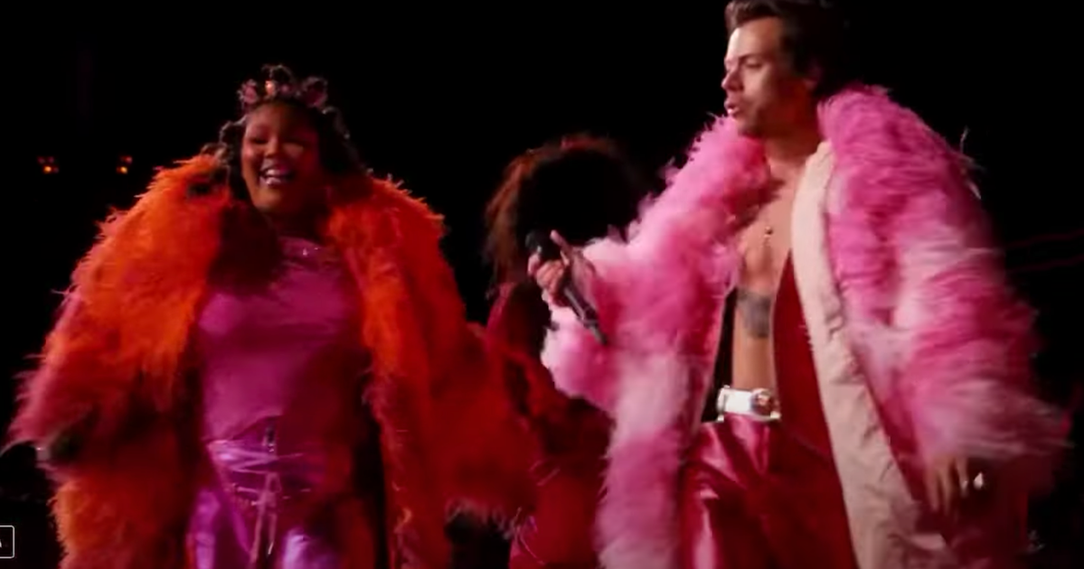 Harry Styles Performing I Will Survive With Lizzo In Pink Fur At ...