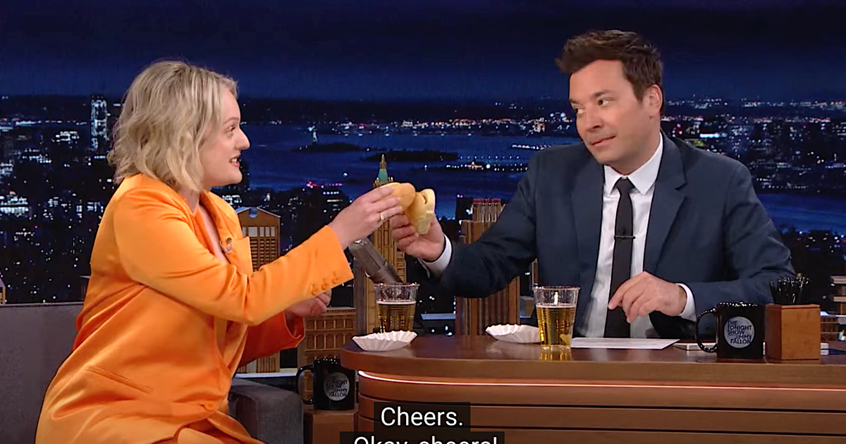 Elisabeth Moss And Jimmy Fallon Have 1 Word For Yankees Fan's Viral Hot ...