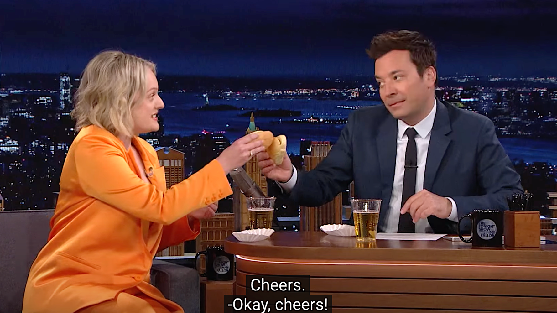 Elisabeth Moss And Jimmy Fallon Have 1 Word For Yankees Fan's Viral Hot ...