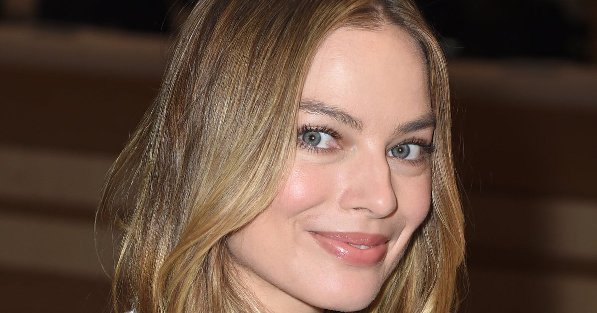 First Look At Margot Robbie As Barbie Is Here, And It's Fantastic ...