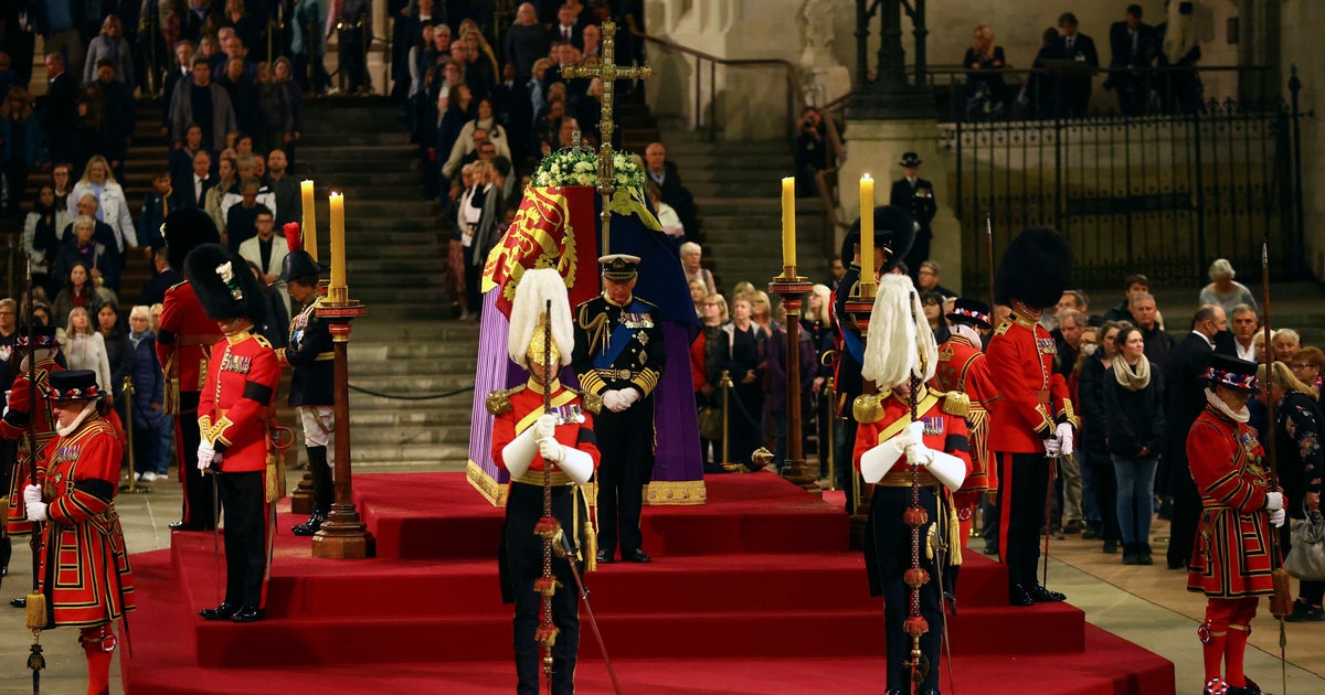 Βρετανία: Ο βασιλιάς Κάρολος Γ' και τα τρία αδέρφια του αγρυπνούν γύρω ...