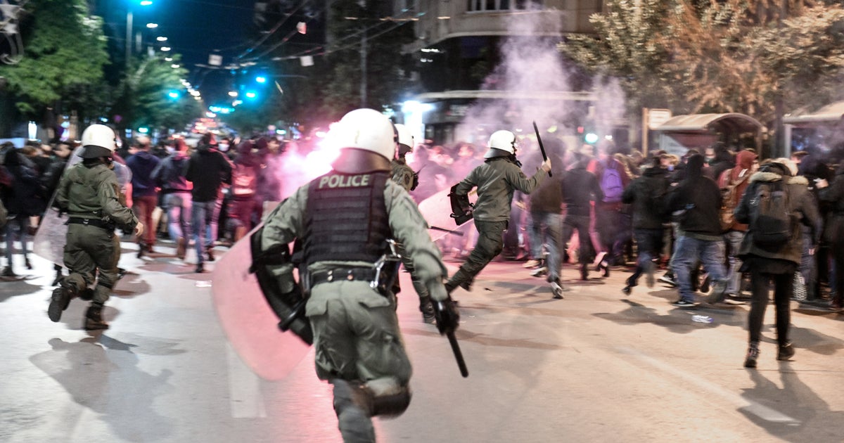 Υπόθεση βιασμού της 19χρονης στο ΑΤ Ομονοίας: Επεισόδια στην πορεία ...