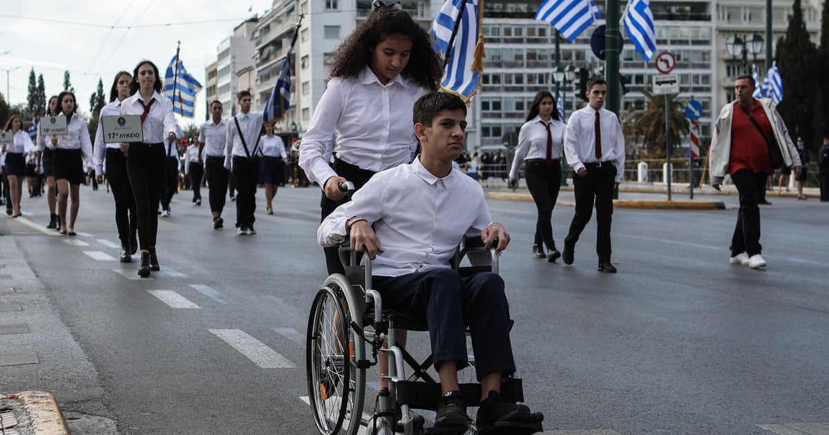 28η Οκτωβρίου: Συγκινητικά στιγμιότυπα από τη μαθητική παρέλαση στην ...