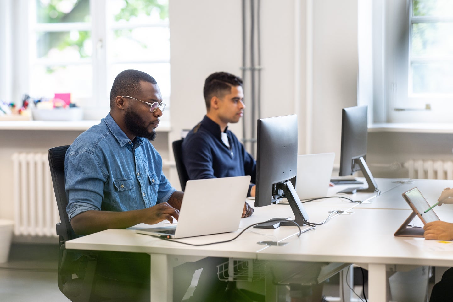 The 9 Rudest Things You Can Do To The Co-Worker Sitting Next To You ...