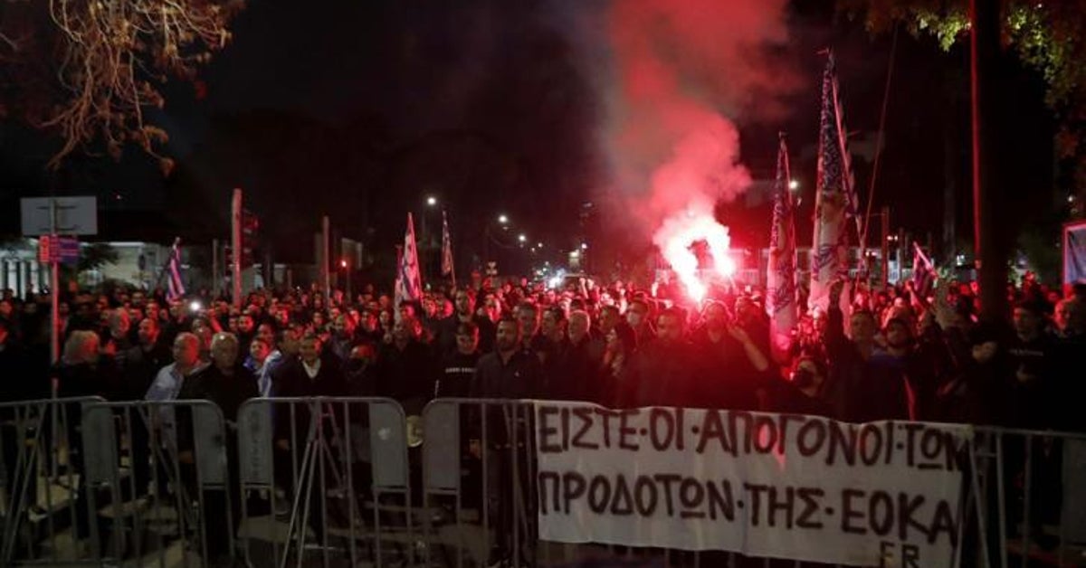 Κύπρος: Ενταση έξω από τη Βουλή με αφορμή ψήφισμα για τον Γρίβα (Βίντεο ...