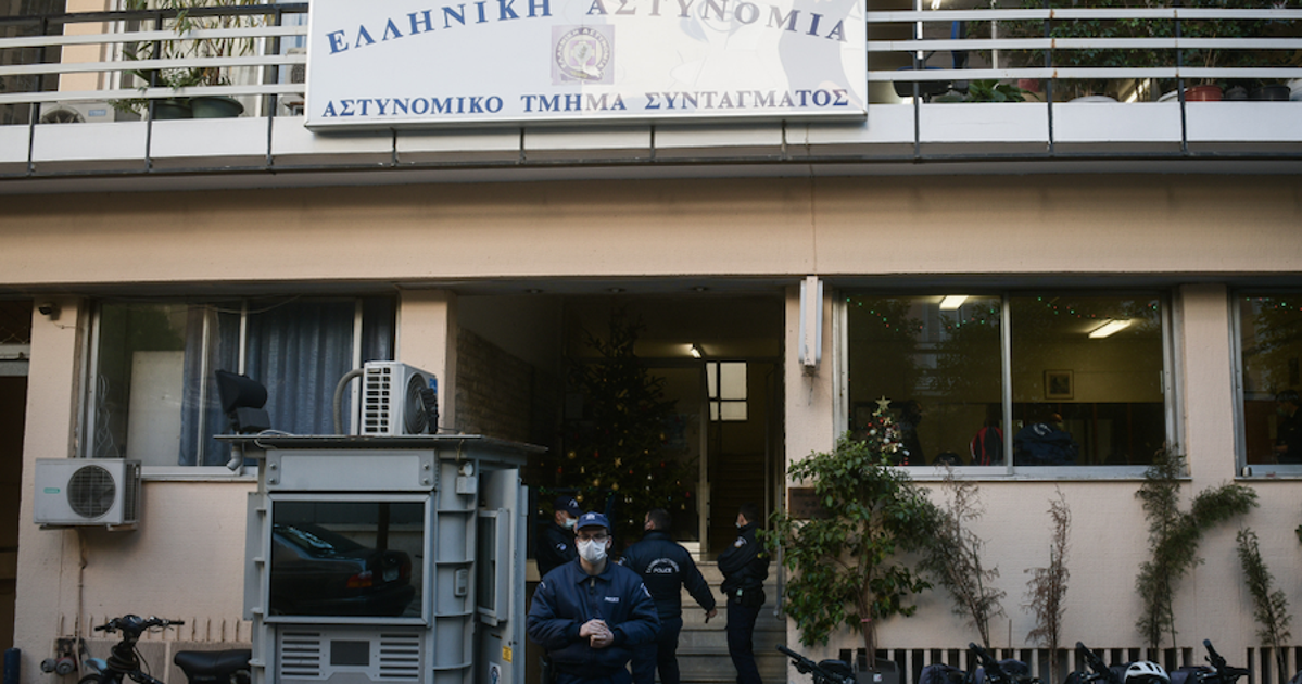 Παρουσιάστηκαν στο τμήμα για τον τραυματισμό της 16χρονης στο Σύνταγμα ...