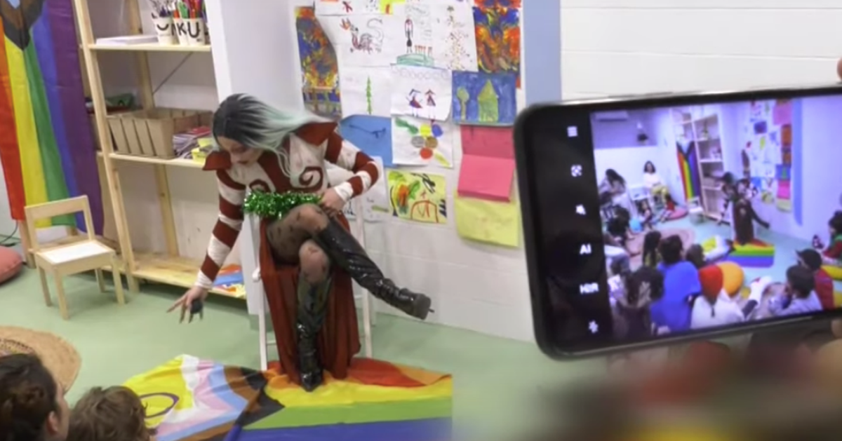 Drag queen διαβάζει παραμύθια σε παιδιά στην Θεσσαλονίκη και αυτά ...