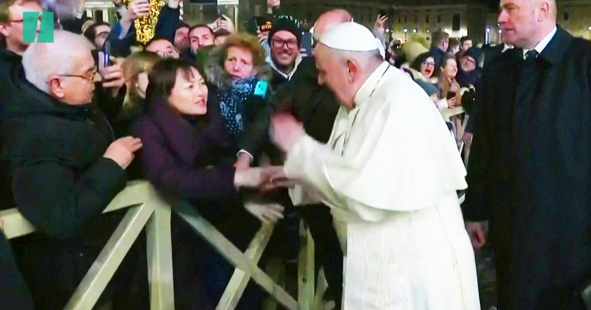 Pope Francis Apologises For Slapping Woman’s Hand | HuffPost Videos