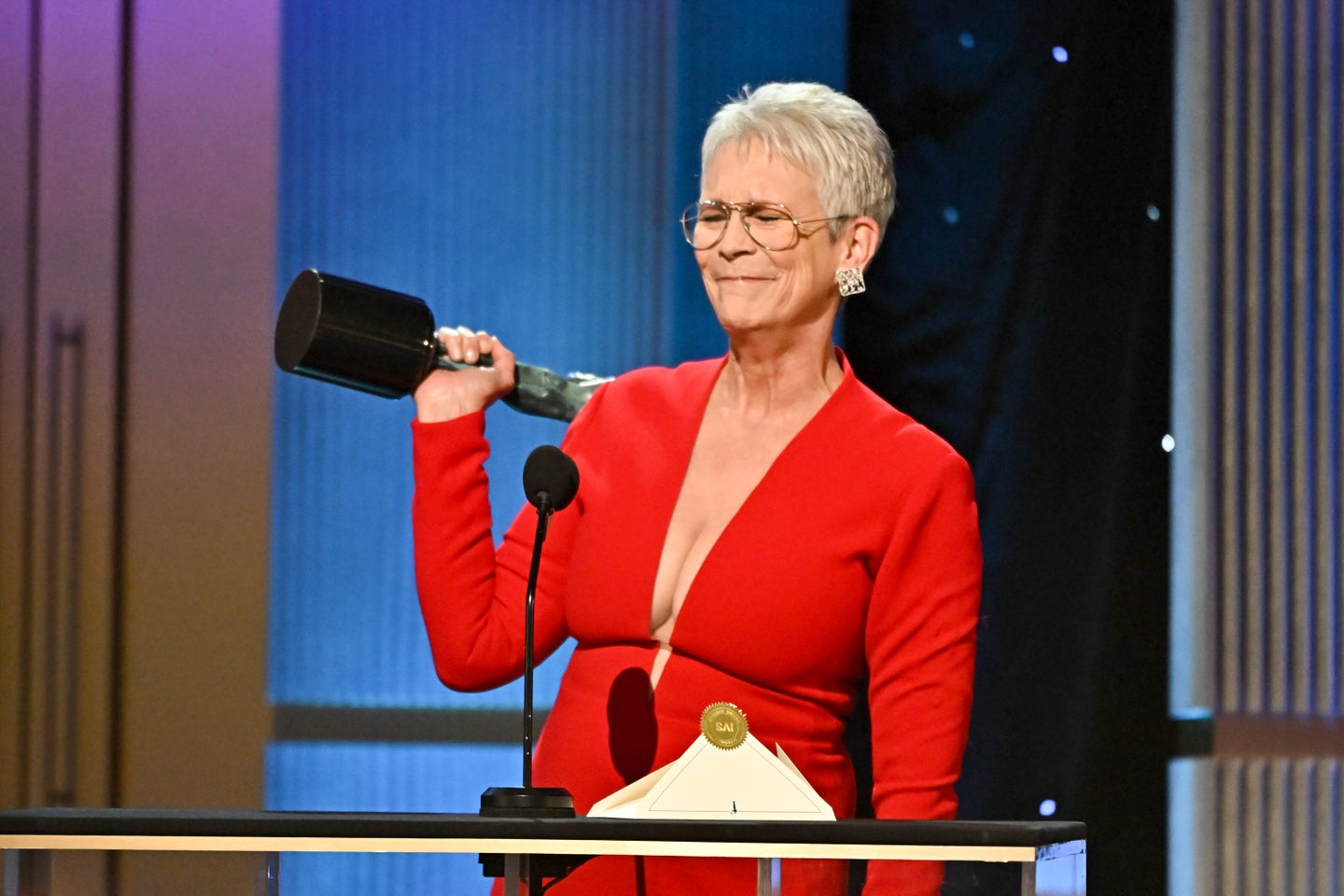 Jamie Lee Curtis Kisses Michelle Yeoh After SAG Awards Win | HuffPost ...