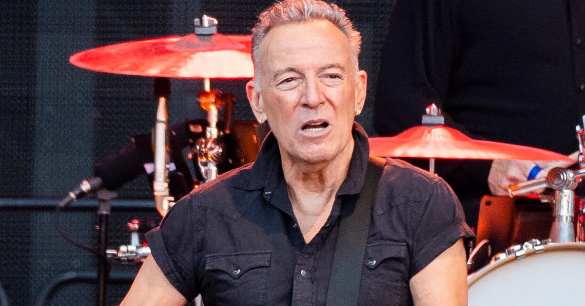 Bruce Springsteen Received A Very...Lengthy Present From A Fan At His ...