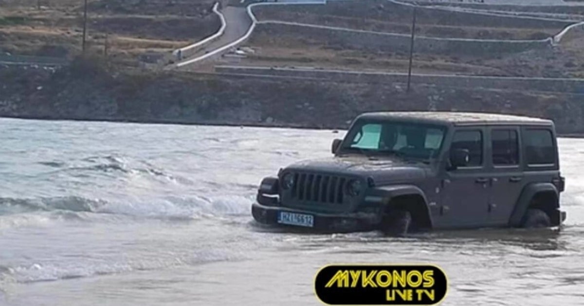 Μύκονος: Ζευγάρι μπήκε στη θάλασσα μαζί με το τζιπ του (βίντεο ...