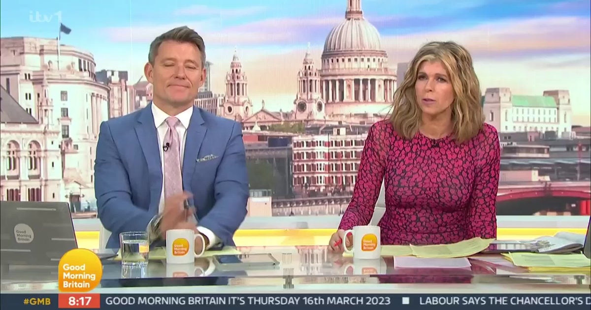 Lorraine Kelly runs into trouble after losing her voice before going live on air | HuffPost Videos