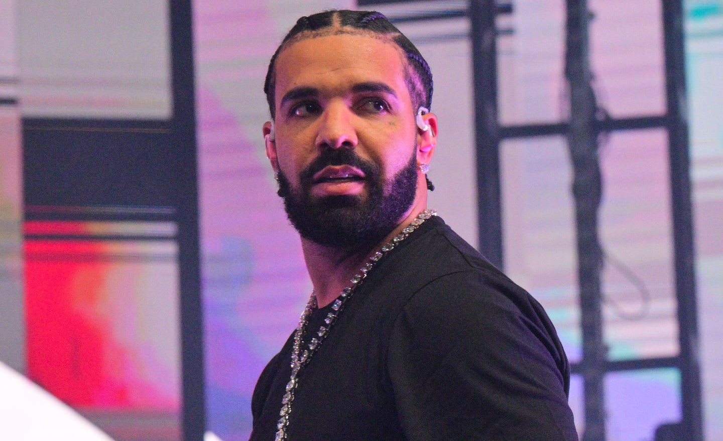 Drake Roasts Fan for Throwing Vape Onstage | HuffPost UK Entertainment