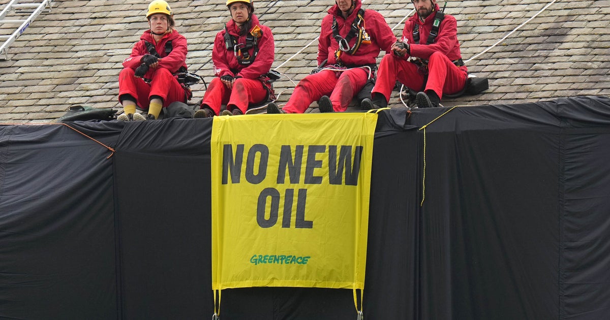 Greenpeace Justifies Climbing On Rishi Sunaks Roof In Protest