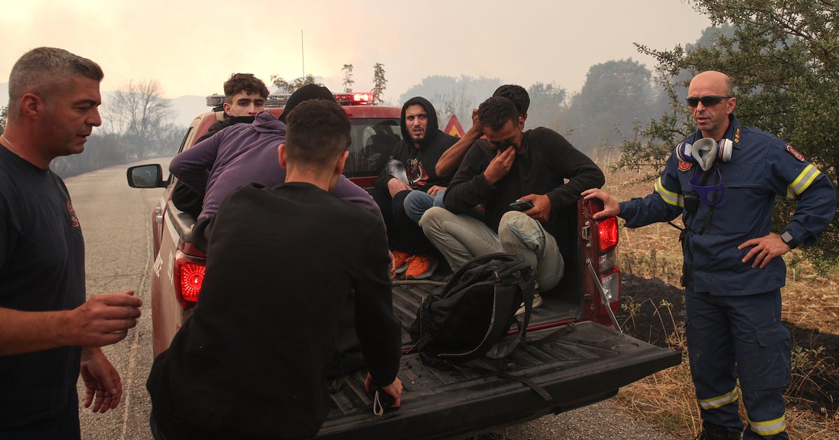 Εβρος: Πυροσβέστες διέσωσαν 25 εγκλωβισμένους μετανάστες στο δάσος της ...