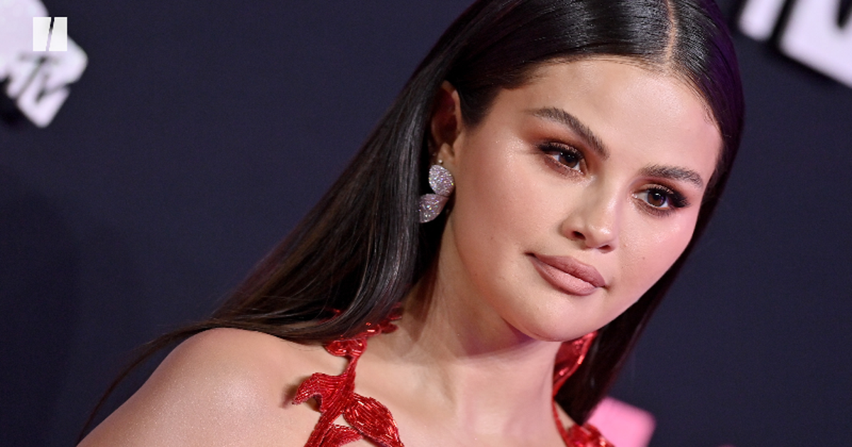 Selena Gomez Claps Back At VMAs Meme | HuffPost Videos