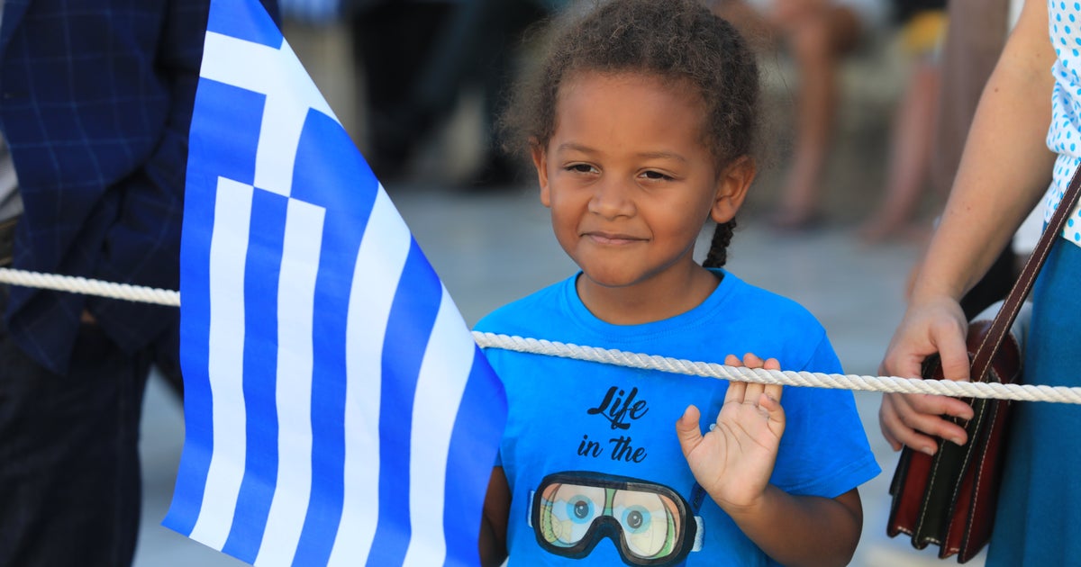 Συγκινητικές εικόνες από την μαθητική παρέλαση για την εθνική επέτειο ...