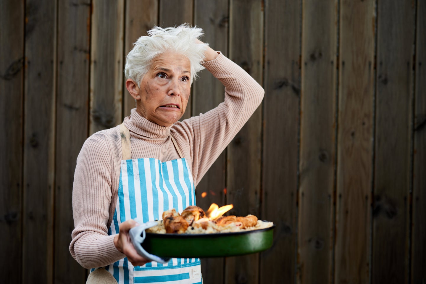 The Best Ways To Actually Help The Host If You're A Holiday Dinner ...